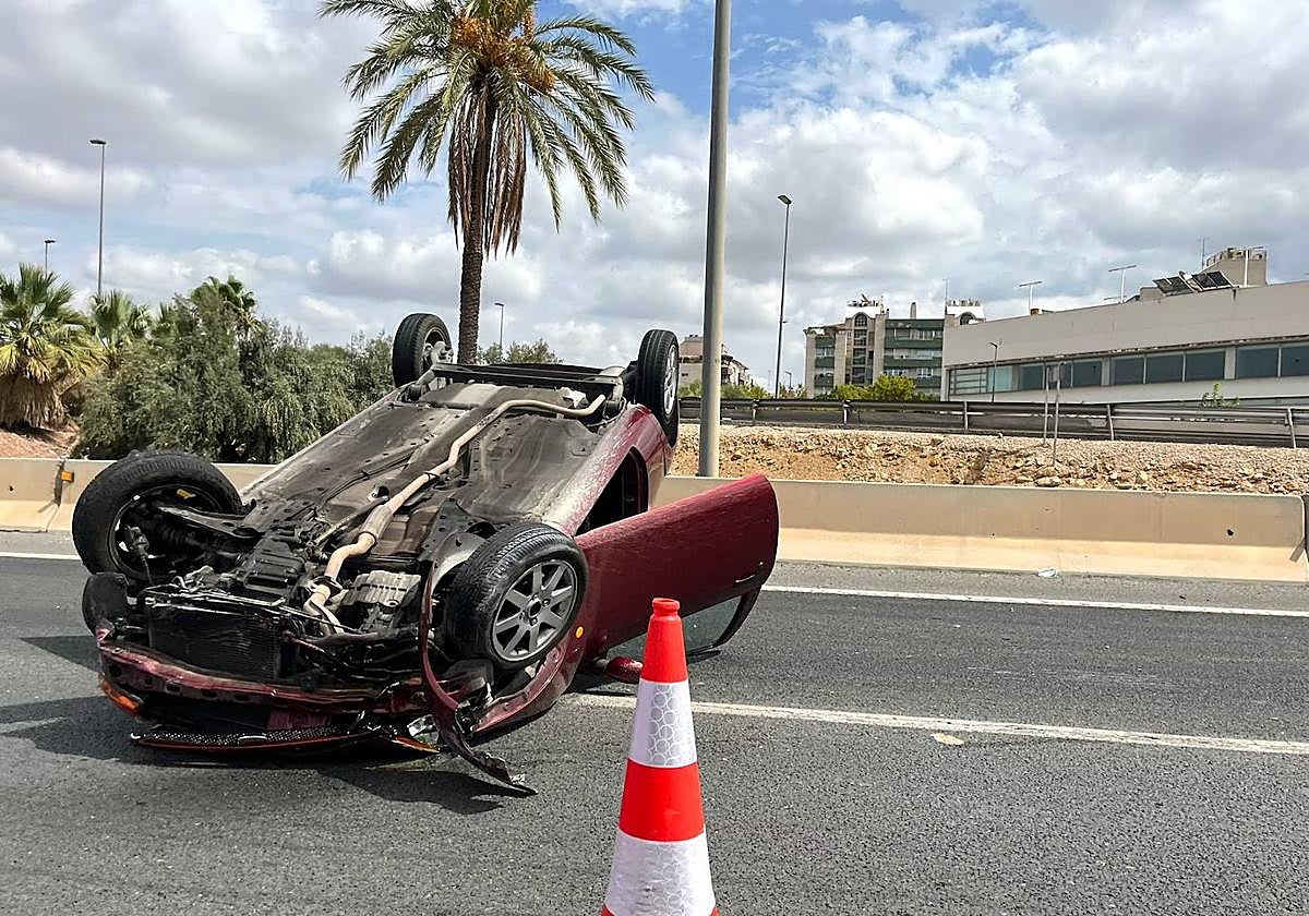 Atienden a una mujer tras dar varias vueltas de campana con su coche en ...